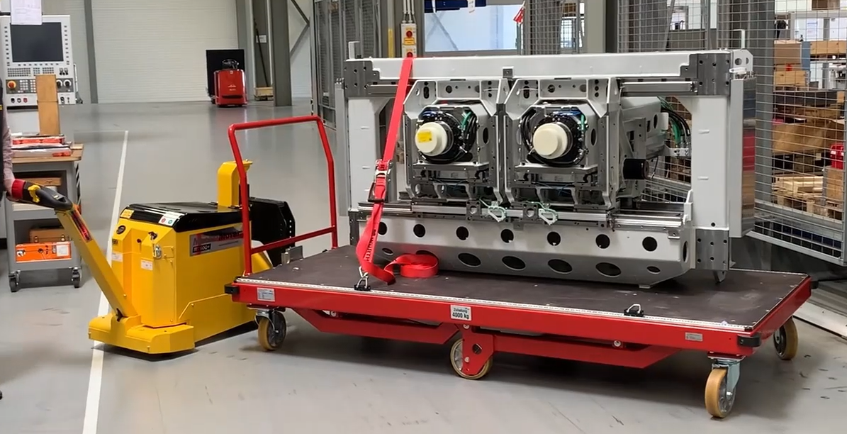Schwerlasttransportwagen mit Elektroschlepper - Transportlösung